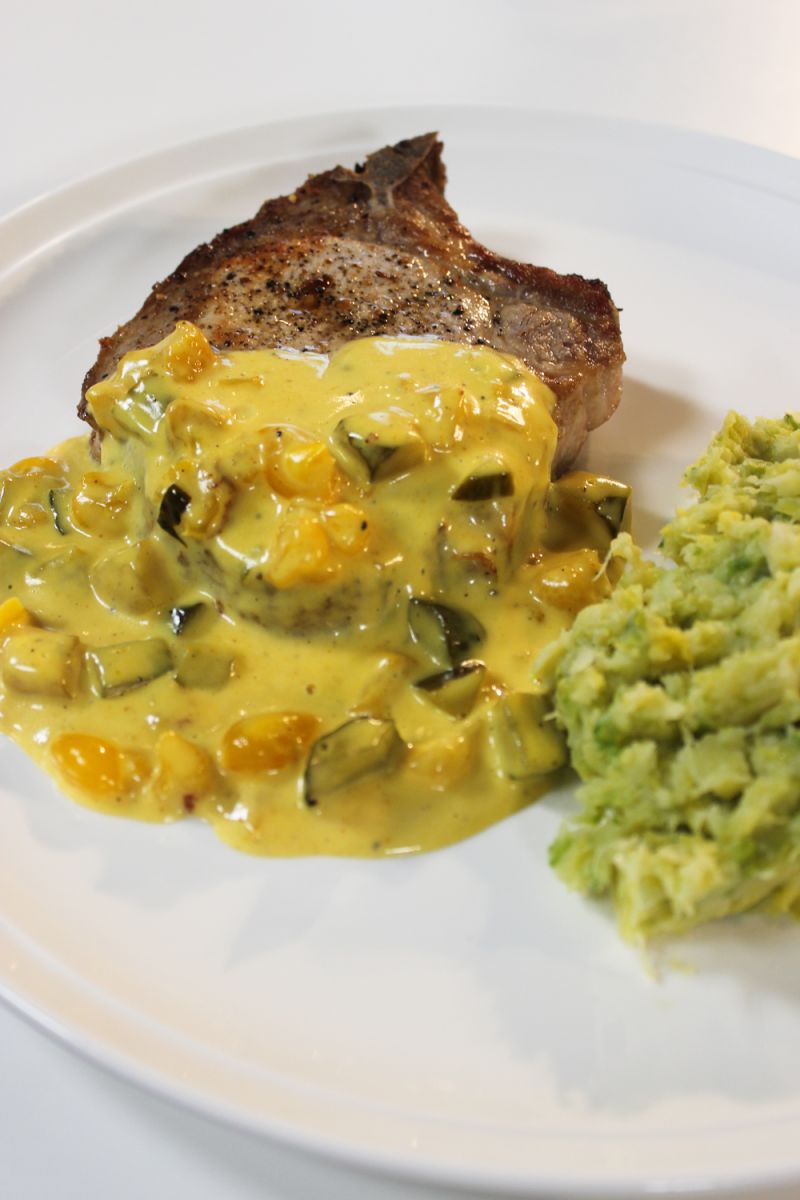 Recept 'Varkenskotelet met spruitjesstoemp en picklessaus' | njam!